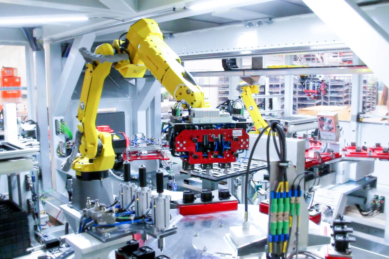 Automatisierte Produktion von Hybrid-Steckern – SCHULZ Systemtechnik